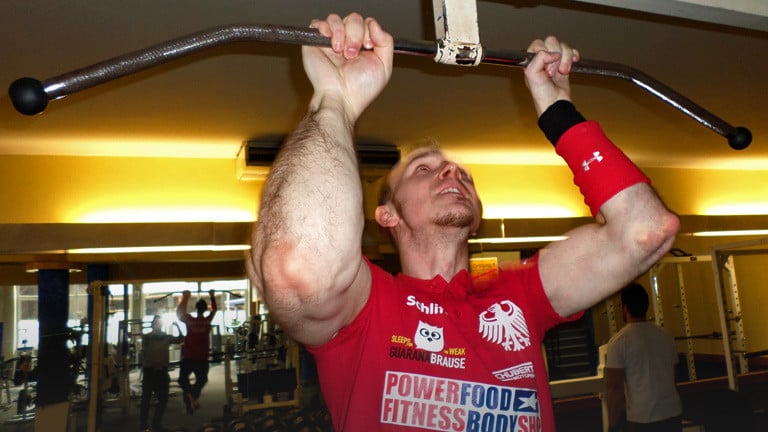 "Hellboy" Matthias Schlitte - der Mann mit dem starkem Arm | MENIFY ...